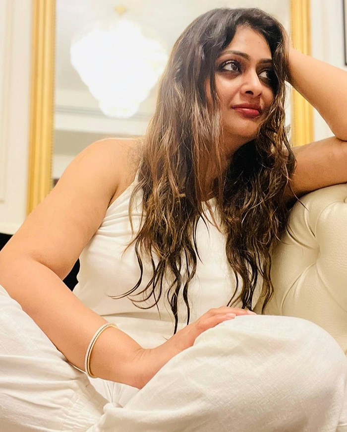 Know All About Yash Toxic Movie Director Geethu Mohandas - Filmibeat