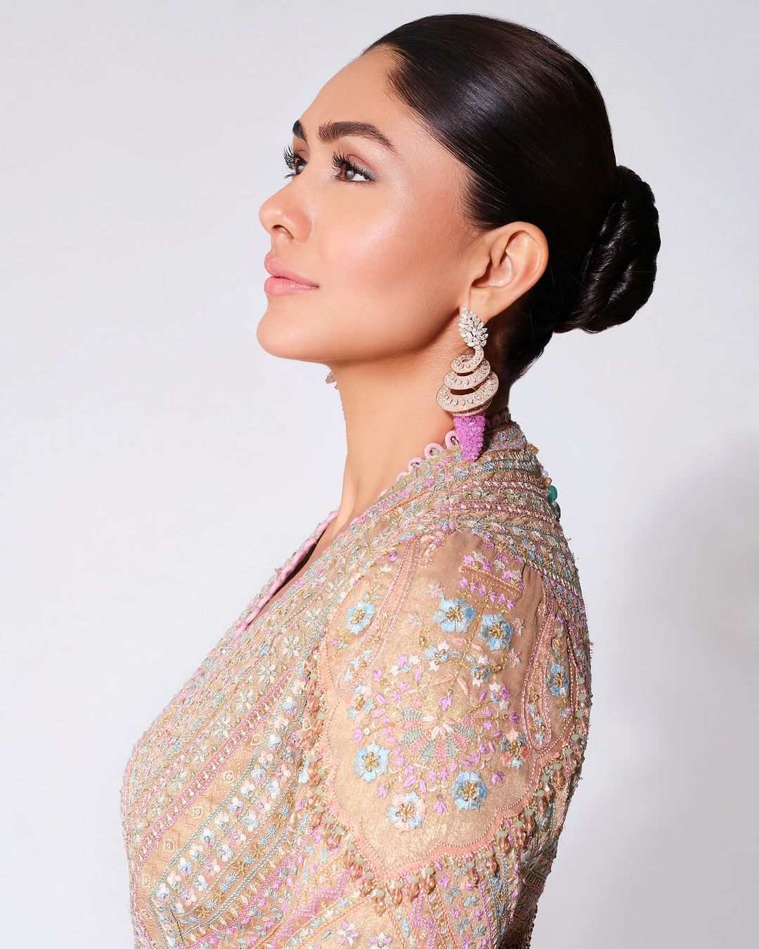 Mrunal Thakur: ముద్దొచ్చే అందాలతో మెస్మరైజ్ చేస్తున్న మృణాల్ ఠాకూర్.. ఈ ...