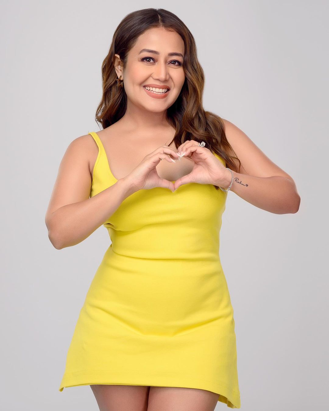 Neha Kakkar: టైట్ డ్రెస్‌లో యమా హాట్‌గా స్టార్ సింగర్.. గీత దాటి మరీ ...