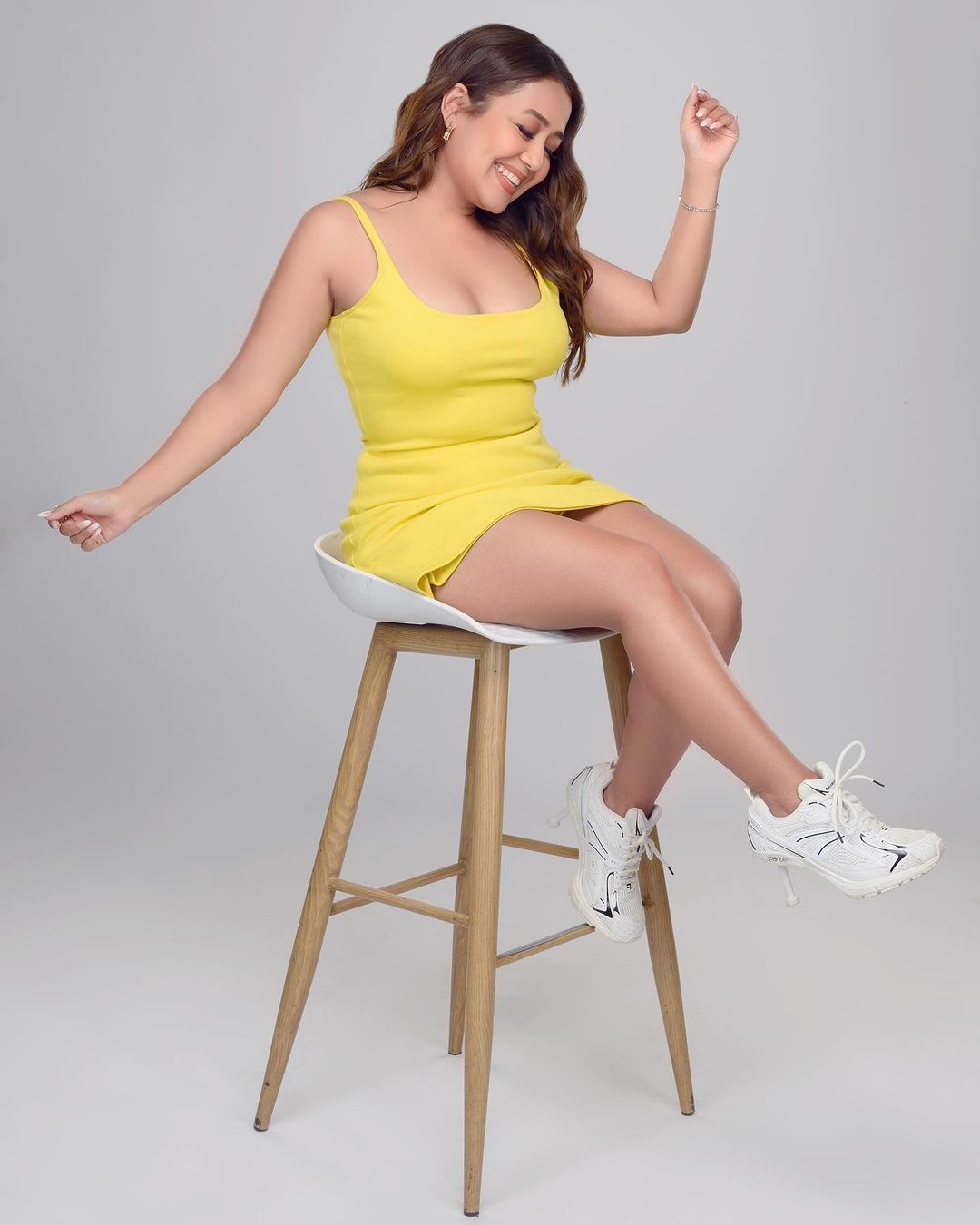 Neha Kakkar: టైట్ డ్రెస్‌లో యమా హాట్‌గా స్టార్ సింగర్.. గీత దాటి మరీ ...