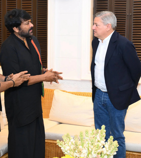 Netflix CEO Meets Ram Charan & Megastar Chiranjeevi - Filmibeat