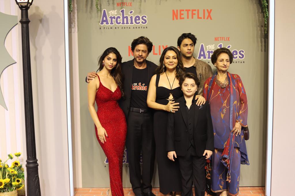 Shahrukh Khan Family Attend Her Daughter Suhana Khan Archies Screening ...