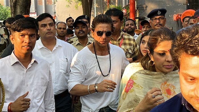 SRK Seeks Blessings at Shirdi Sai Baba Temple with Daughter Suhana Khan ...