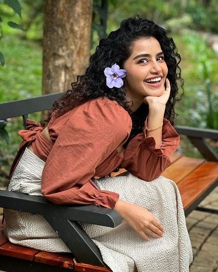 Anupama Parameswaran టిల్లు గాడి బ్యూటీ డోస్ పెంచిందిగా.. నెట్టింట షేక్ చేస్తున్న అనుపమా హాట్ ...