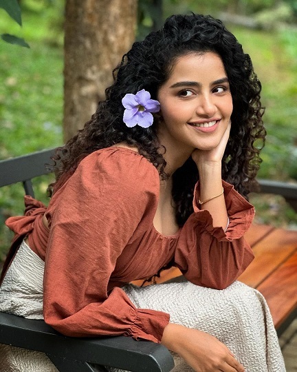 Anupama Parameswaran టిల్లు గాడి బ్యూటీ డోస్ పెంచిందిగా.. నెట్టింట షేక్ చేస్తున్న అనుపమా హాట్ ...
