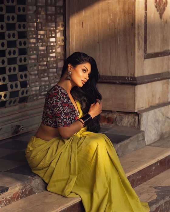 Chandrika Ravi Stuns Everyone In Yellow Saree; See Pictures - Filmibeat