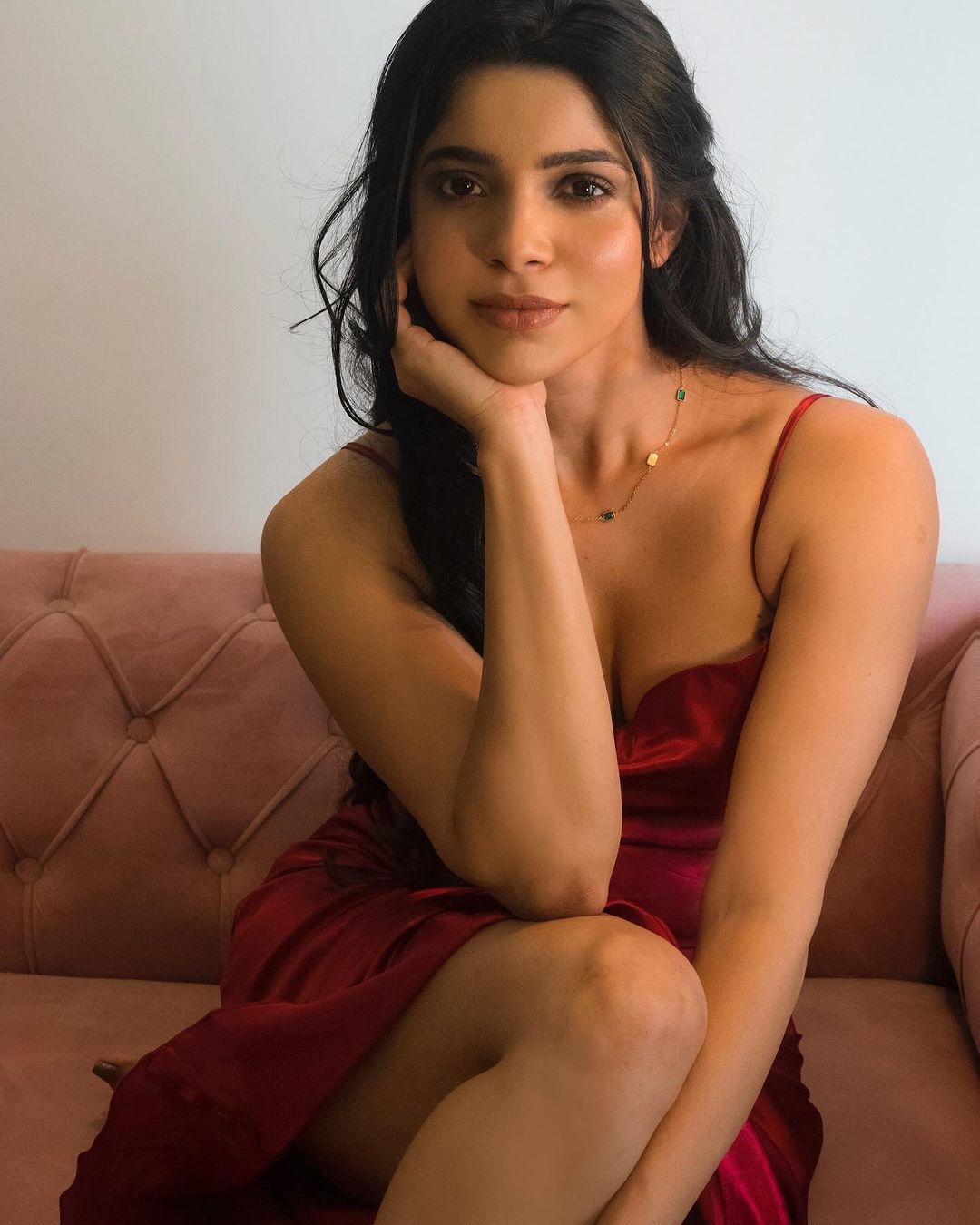 Divya Bharathi: పుత్తడి బొమ్మలా సుడిగాలి సుధీర్ బ్యూటీ... గోట్ భామ భలే అందంగా ఉందే! | Sudigali ...