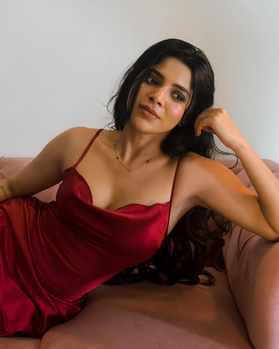 Divya Bharathi: పుత్తడి బొమ్మలా సుడిగాలి సుధీర్ బ్యూటీ... గోట్ భామ భలే అందంగా ఉందే! | Sudigali ...