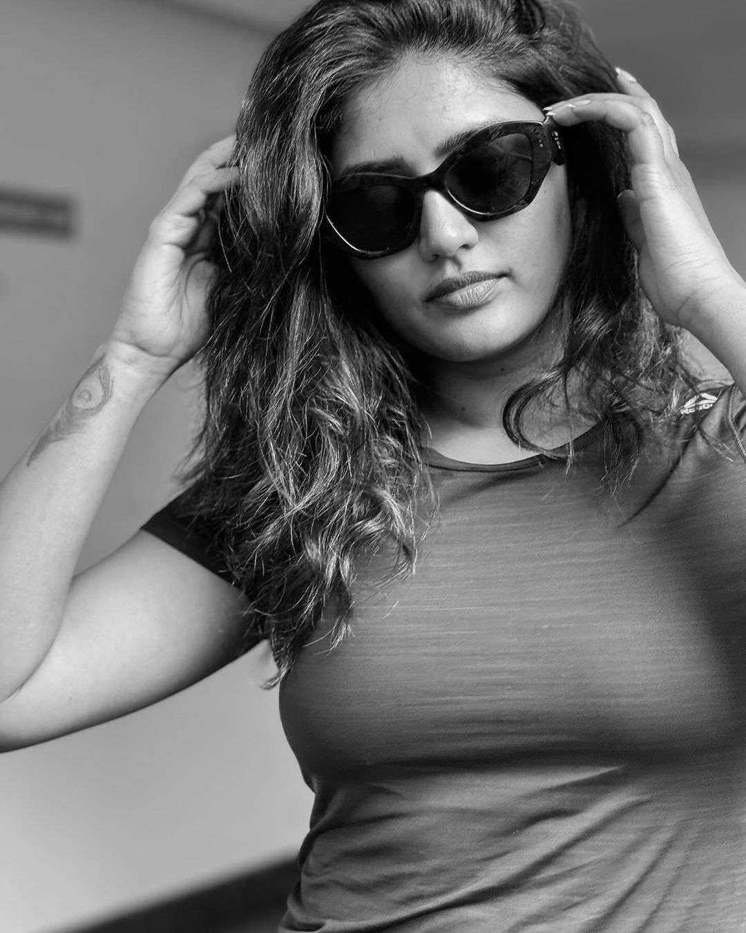 Eesha Rebba: ఈశా రెబ్బా హీటెక్కించే హాట్ షో.. టైట్ డ్రెస్‌లో యమా ...