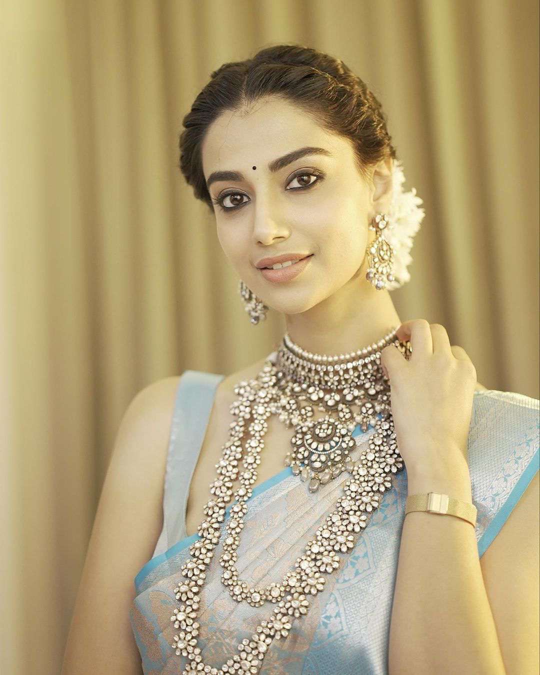 Meenakshi Chaudhary: చీరకట్టులో మెరిసిపోతున్న మీనాక్షి చౌదరి.. అమ్మడి ...