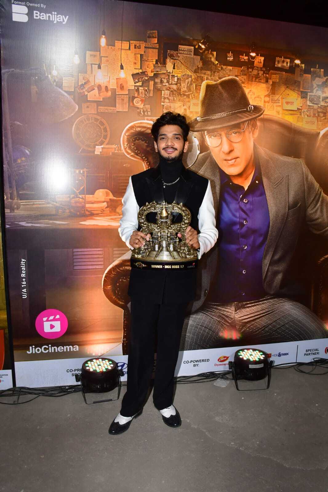 Munawar Faruqui Wins Bigg Boss 17, Shares First Pic With Trophy ...