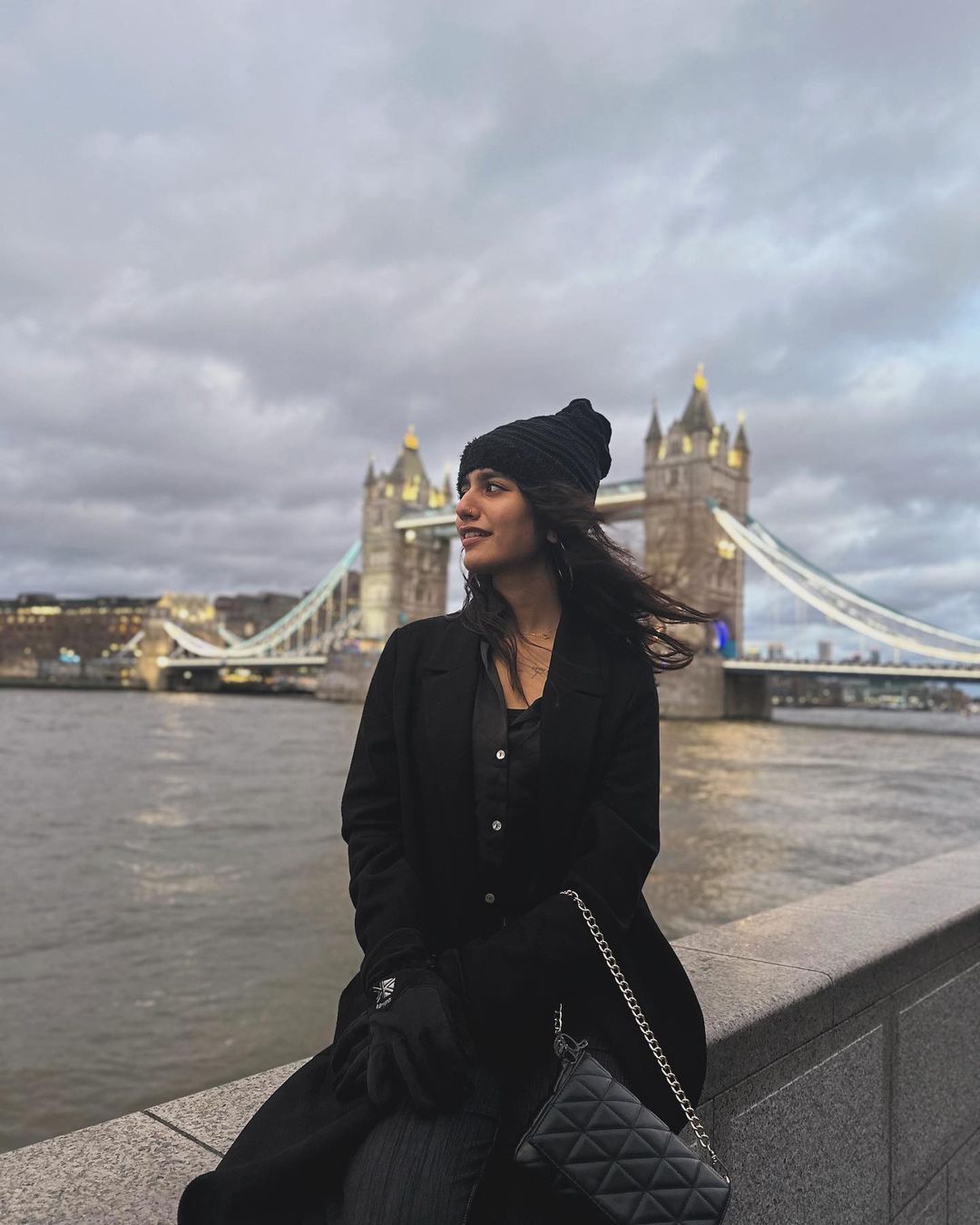 Priya Varrier: విదేశాల్లో వింటర్ వెకేషన్.. చలిలోనూ హీటు పుట్టంచే ...