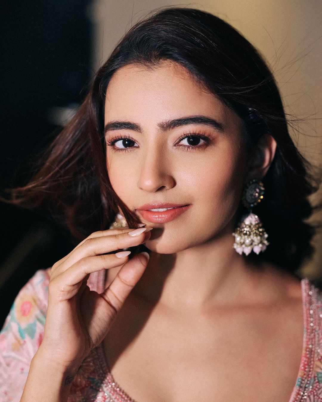 Rukshar Dhillon: ఎల్లోరా శిల్పంలా మారిపోయిన రుక్సర్.. చీరలో చూశారంటే ...