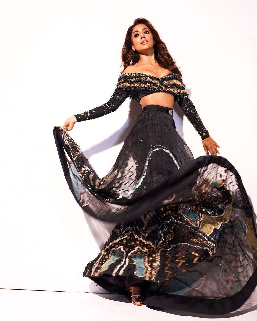 Shriya Saran: బ్లాక్ లెహంగాలో బాపుబొమ్మలా శ్రియా.. బ్యూటీ అందల హొయలకు ...