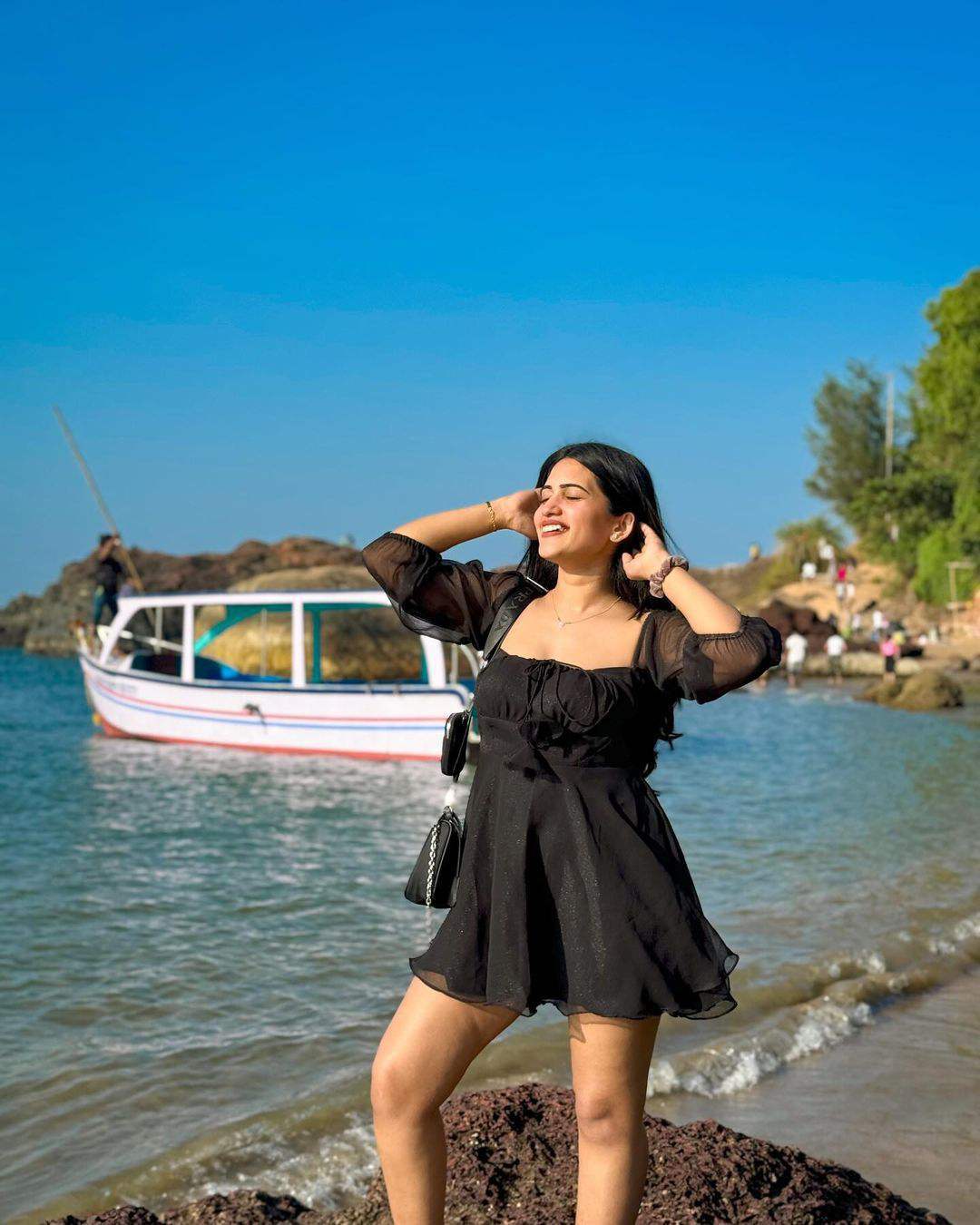 Sravanthi Chokkarapu: క్యూట్ ఫ్రాక్‌లో యాంకర్ స్రవంతి హాట్ షో ...