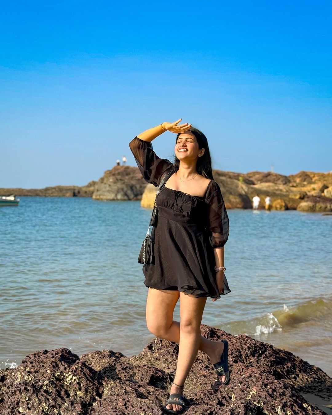 Sravanthi Chokkarapu: క్యూట్ ఫ్రాక్‌లో యాంకర్ స్రవంతి హాట్ షో ...