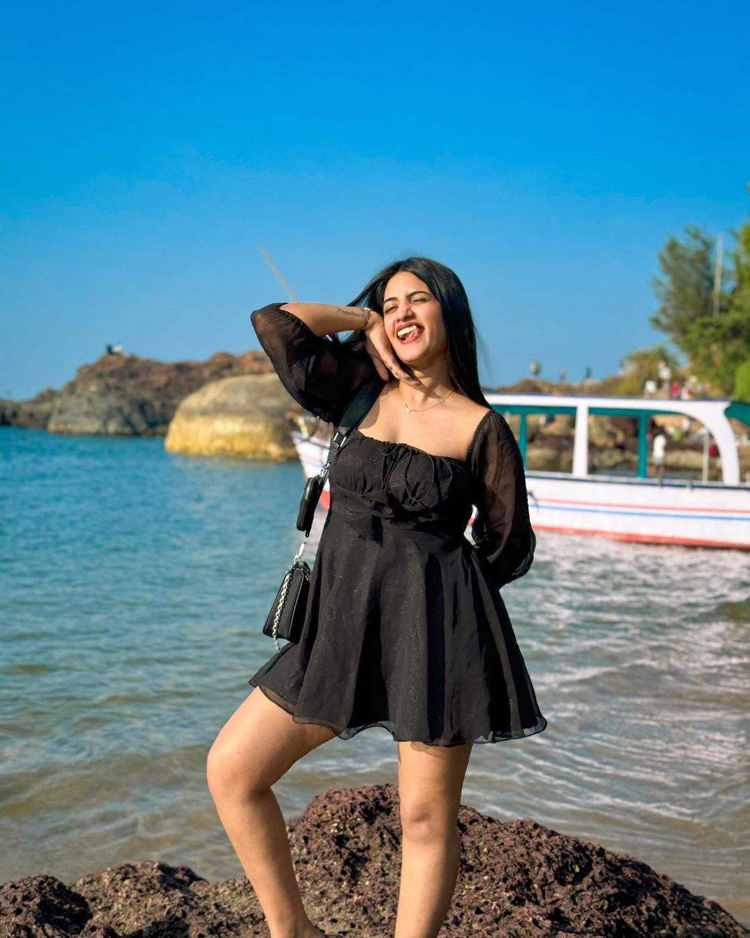 Sravanthi Chokkarapu: క్యూట్ ఫ్రాక్‌లో యాంకర్ స్రవంతి హాట్ షో ...