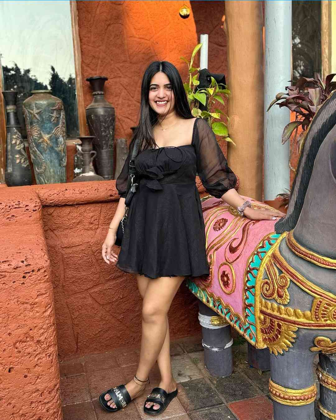 Sravanthi Chokkarapu: క్యూట్ ఫ్రాక్‌లో యాంకర్ స్రవంతి హాట్ షో ...