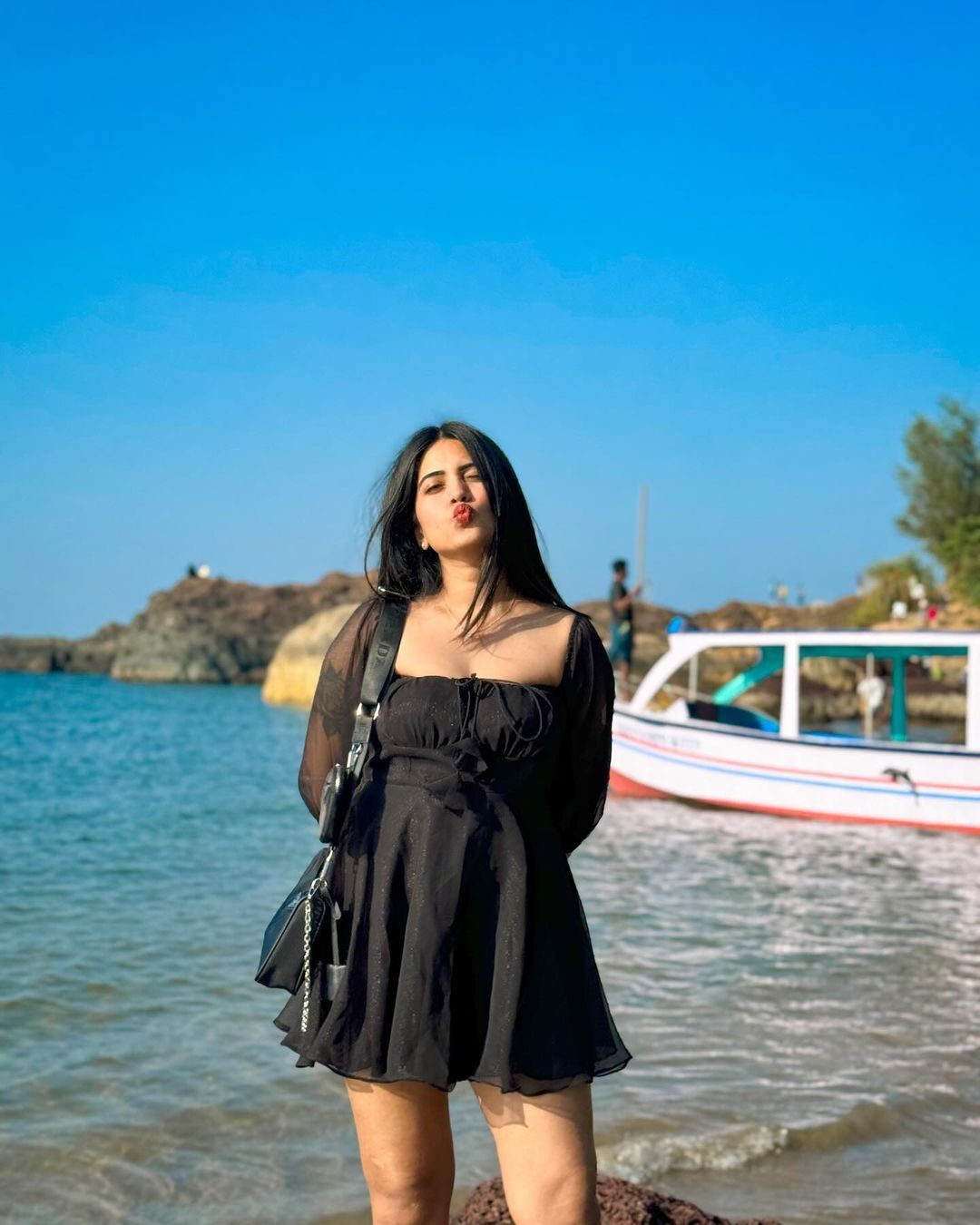 Sravanthi Chokkarapu: క్యూట్ ఫ్రాక్‌లో యాంకర్ స్రవంతి హాట్ షో ...