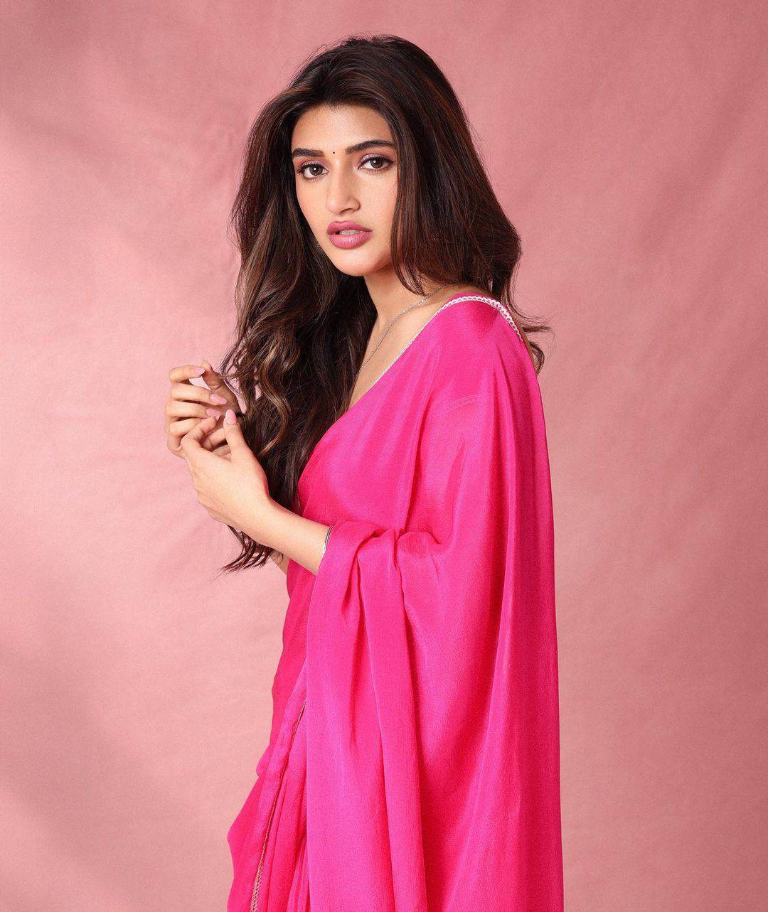 Sreeleela: చీరలో మెరిసిపోతున్న క్యూట్ బ్యూటీ శ్రీలీల.. ఇంత హాట్‌గా ...