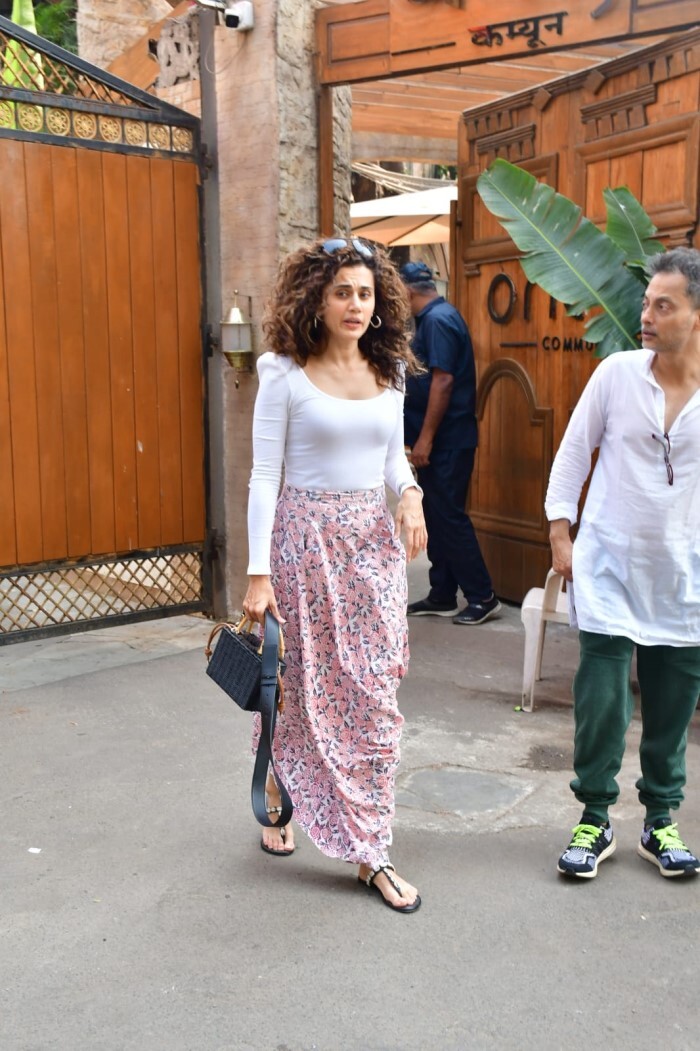 Taapsee Pannu and Sujoy Ghosh snapped in Juhu - Filmibeat