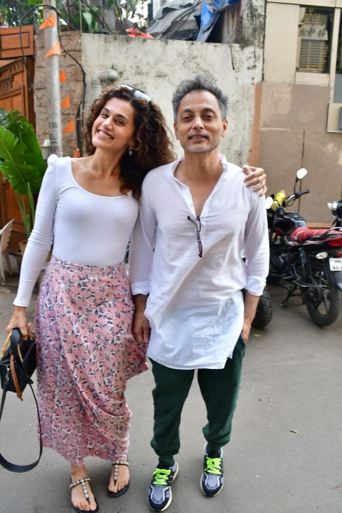 Taapsee Pannu and Sujoy Ghosh snapped in Juhu - Filmibeat