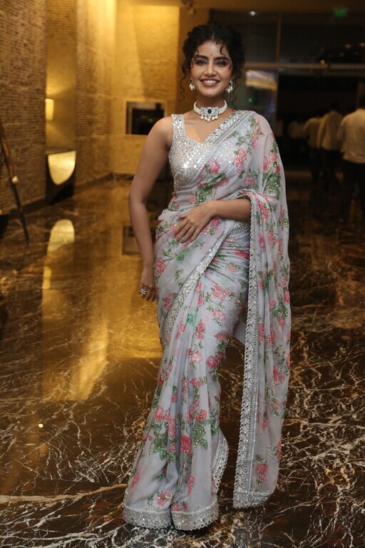 Anupama Parameswaran చీరకట్టులో అనుపమ కనికట్టు.. స్లీవ్‌లెస్ జాకెట్‌లో ...