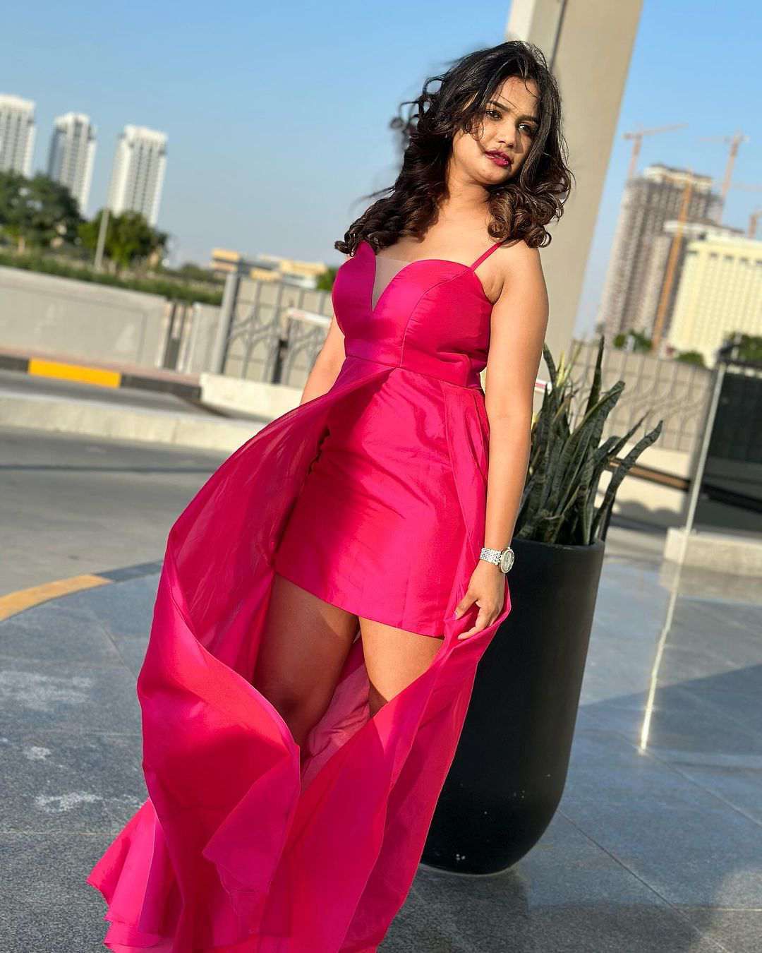 Ariyana Glory: చేతిలో మందు గ్లాసు, స్లీవ్ లెస్ టాప్‌లో హాట్‌గా బిగ్ ...