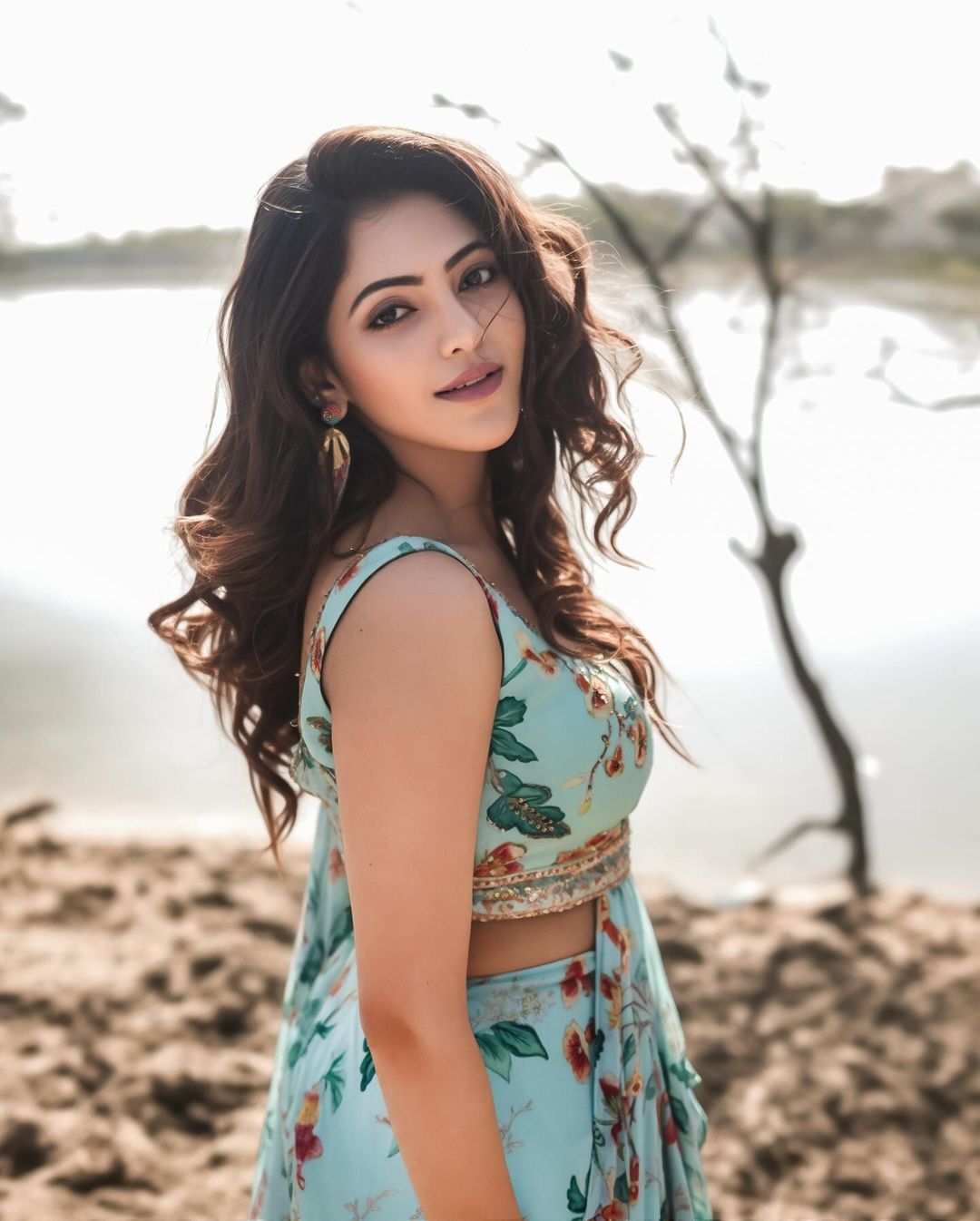 முருங்கைக்காய் சிப்ஸ் நடிகை தாஜ்மகாலுக்கு போய் என்ன வேலை பார்த்தாரு ...