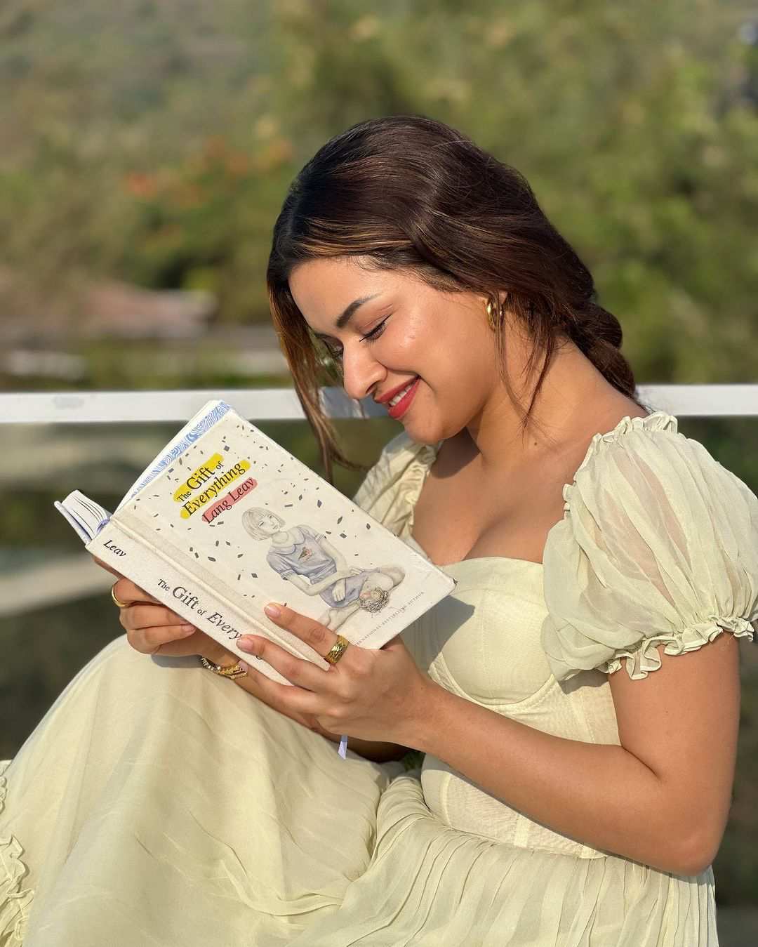 Avneet Kaur: అందంగా చదువుతుందో, అందాన్ని తినేస్తోందో.. అవ్‌నీత్ కౌర్ ...