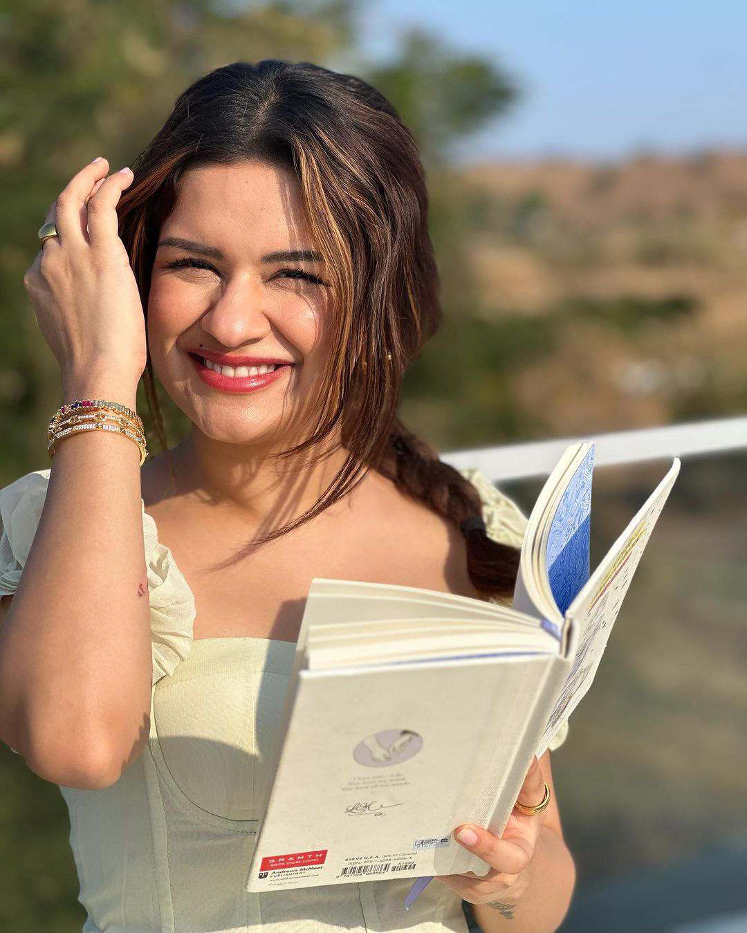 Avneet Kaur: అందంగా చదువుతుందో, అందాన్ని తినేస్తోందో.. అవ్‌నీత్ కౌర్ ...