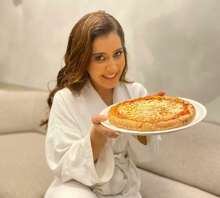 Bollywood's Pizza Affair: Celebs' Unabashed Love for the Iconic Dish ...