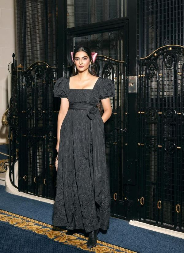 Sonam Kapoor: అందాల సంపదను బయటపెట్టిన హీరోయిన్.. తల్లయ్యాక కూడా ఇలాంటి ...