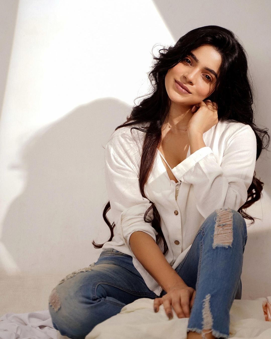 Divya Bharathi వయ్యారాల సొగసరి.. ఒళ్లంతా మెలికిలు తిప్పేస్తూ మొత్తం చూపించేస్తోంది బాబోయ్ ! | G ...