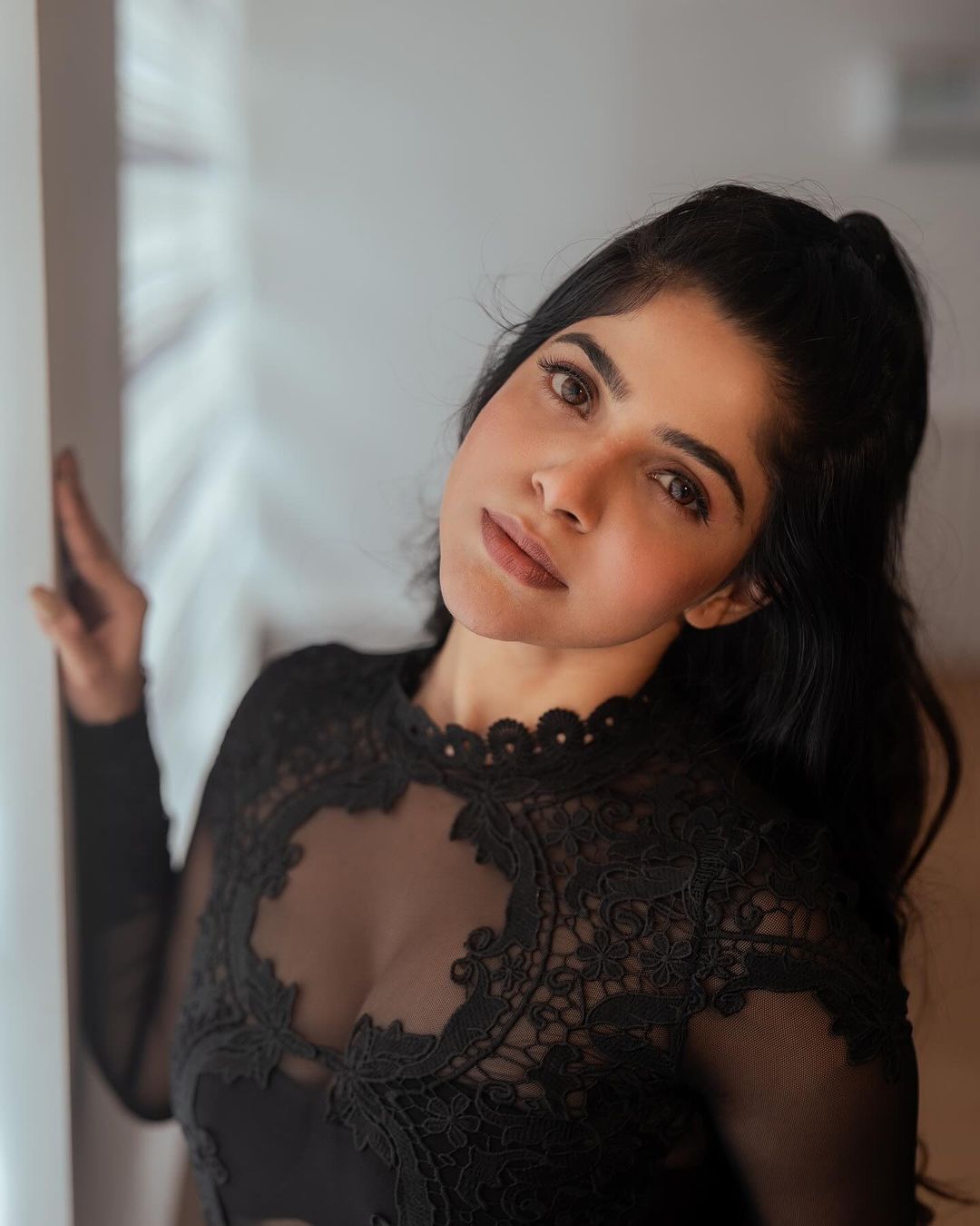 Divya Bharathi వయ్యారాల సొగసరి.. ఒళ్లంతా మెలికిలు తిప్పేస్తూ మొత్తం చూపించేస్తోంది బాబోయ్ ! | G ...