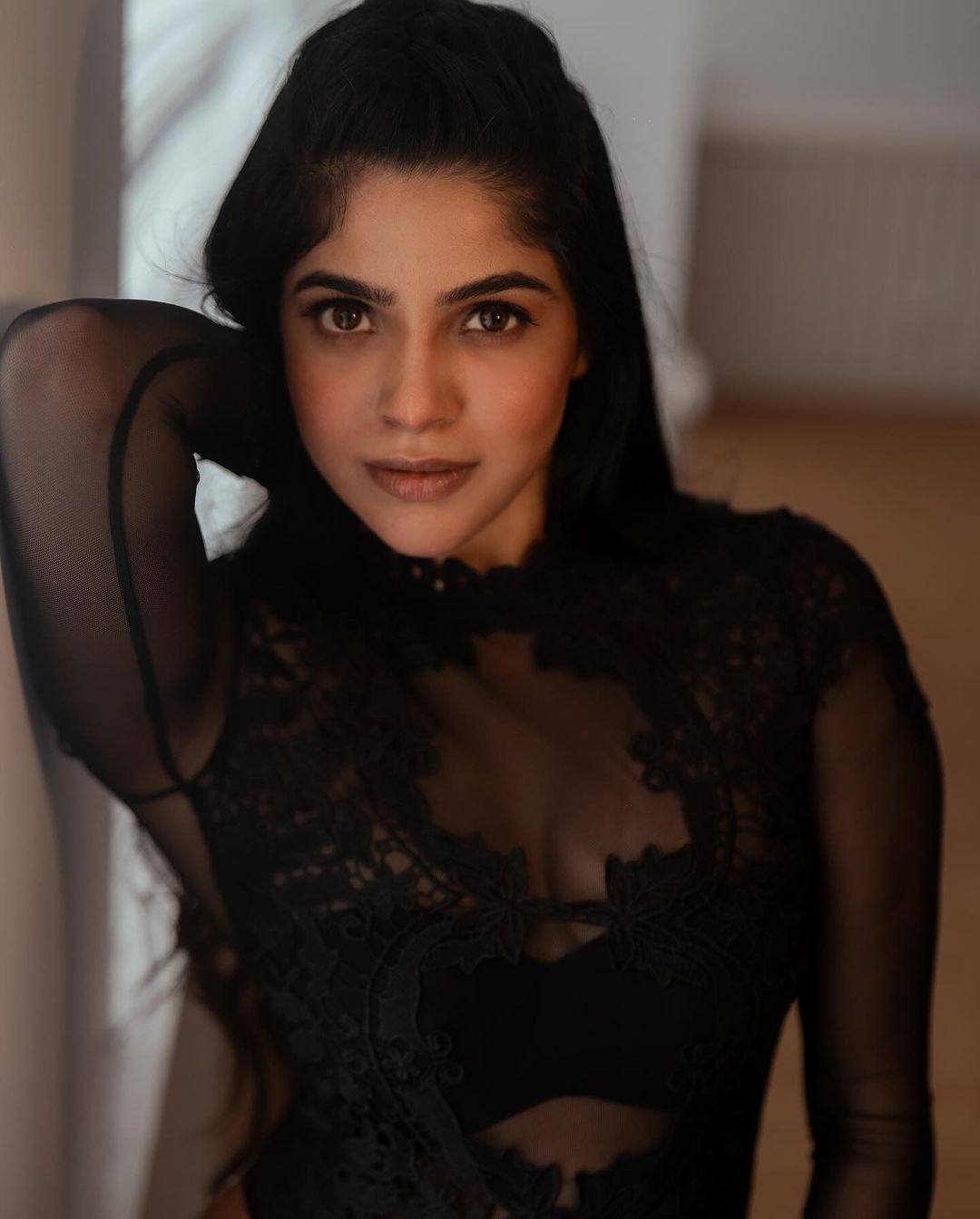 Divya Bharathi వయ్యారాల సొగసరి.. ఒళ్లంతా మెలికిలు తిప్పేస్తూ మొత్తం చూపించేస్తోంది బాబోయ్ ! | G ...