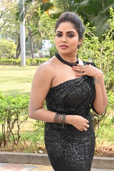 సొగసుల తళుక్కులతో కారుణ్య చౌదరీ.. టాలీవుడ్‌కు మరో తెలుగు అమ్మాయి! | Karunya Chowdary At Catches ...