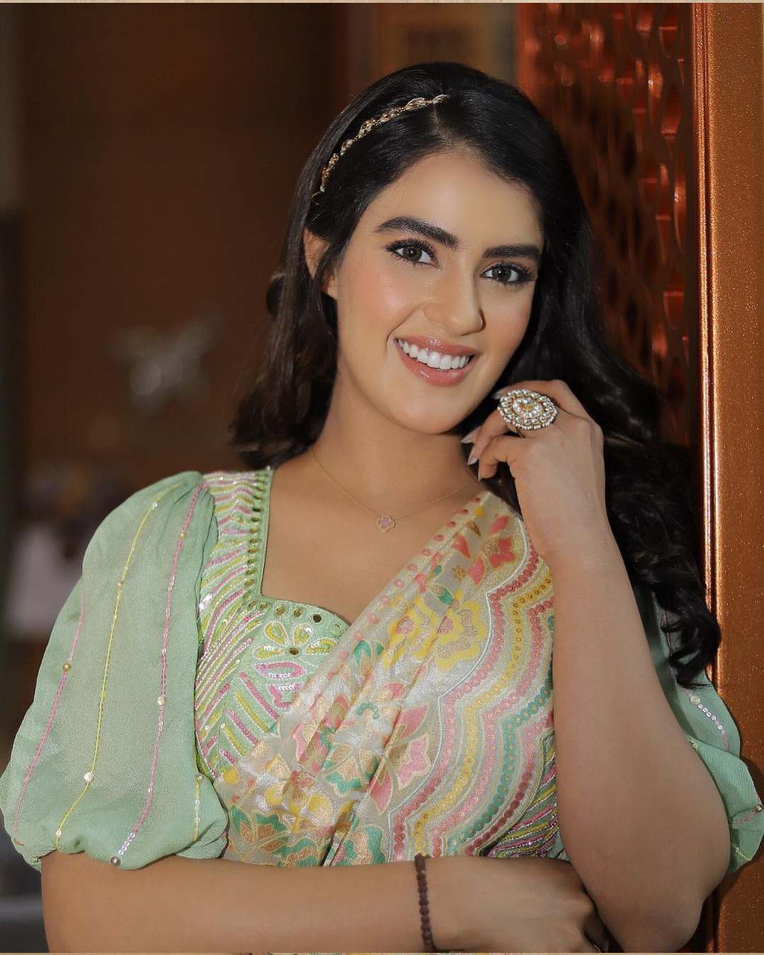 Kavya Thapar: వైట్ కలర్ శారీలో ఈగల్ బ్యూటీ వయ్యారాలు.. చూస్తే వావ్ ...