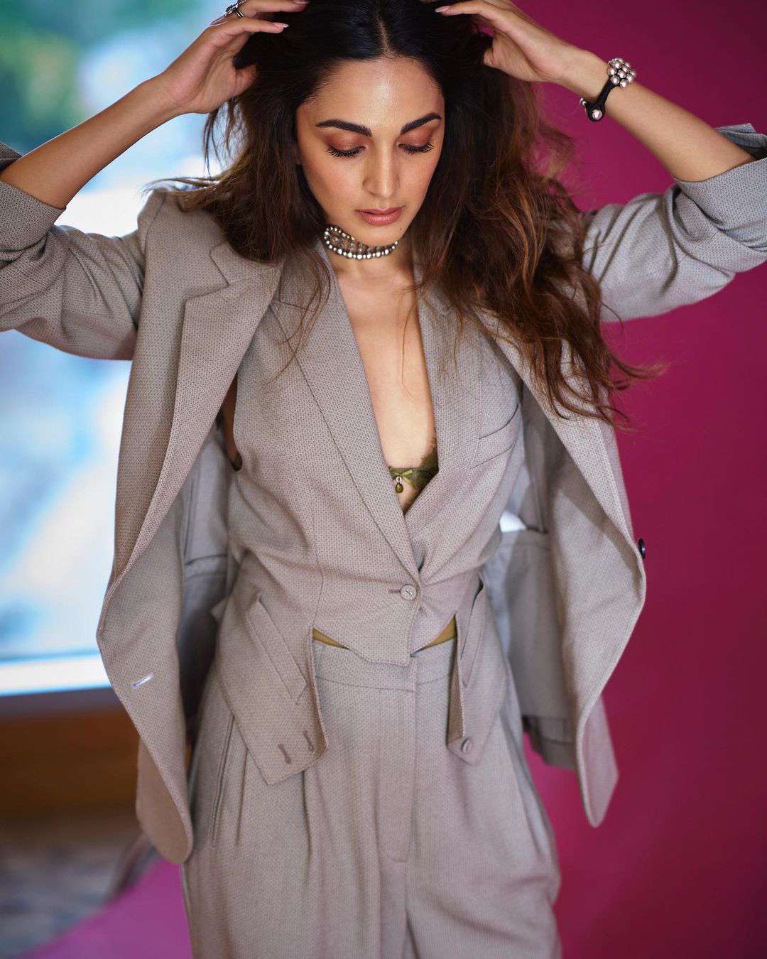 Kiara Advani: కియారా అద్వాని కిరాక్ షో.. సూటేసి మరీ సూపర్ స్టైలిష్‌గా ...