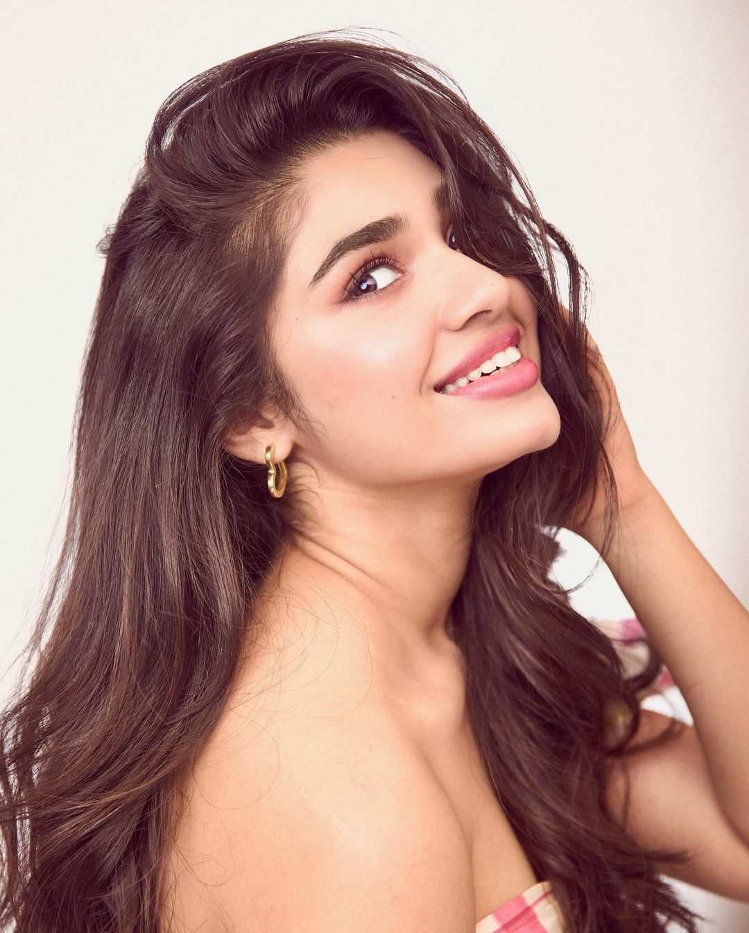 Krithi Shetty: చెక్స్ డ్రెస్‌లో చలాకీగా కృతి శెట్టి.. క్యూట్ క్యూట్ ఫోజులతో యమా క్రేజీగా ...