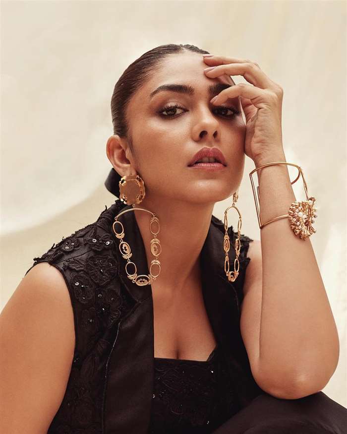 Mrunal Thakur Dazzles In Shimmery Black Sharara Set, Surprises Fan With ...