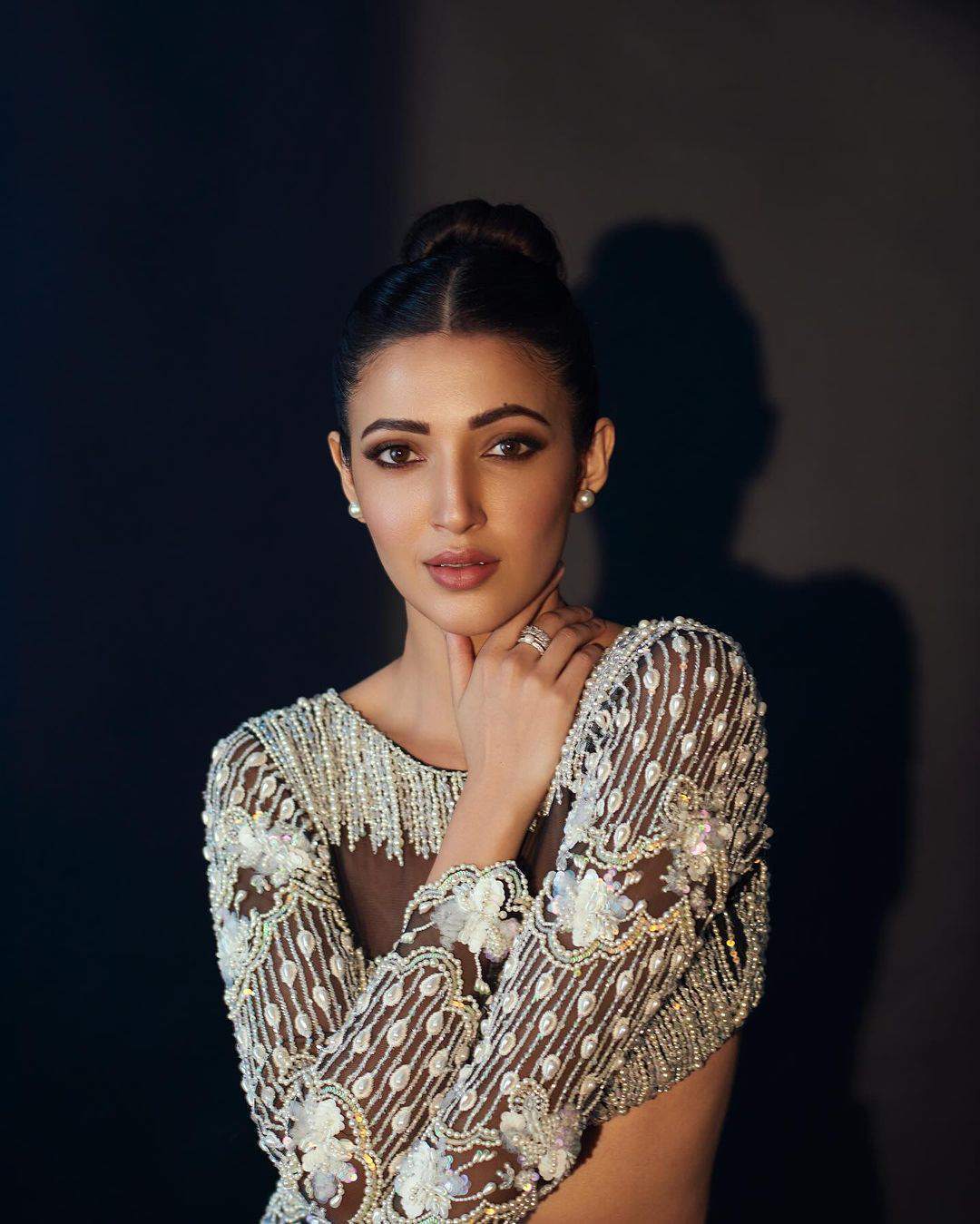 Neha Shetty: చిమ్మచీకట్లో టిల్లు బ్యూటీ హాట్ ట్రీట్.. అవి మాత్రమే ...