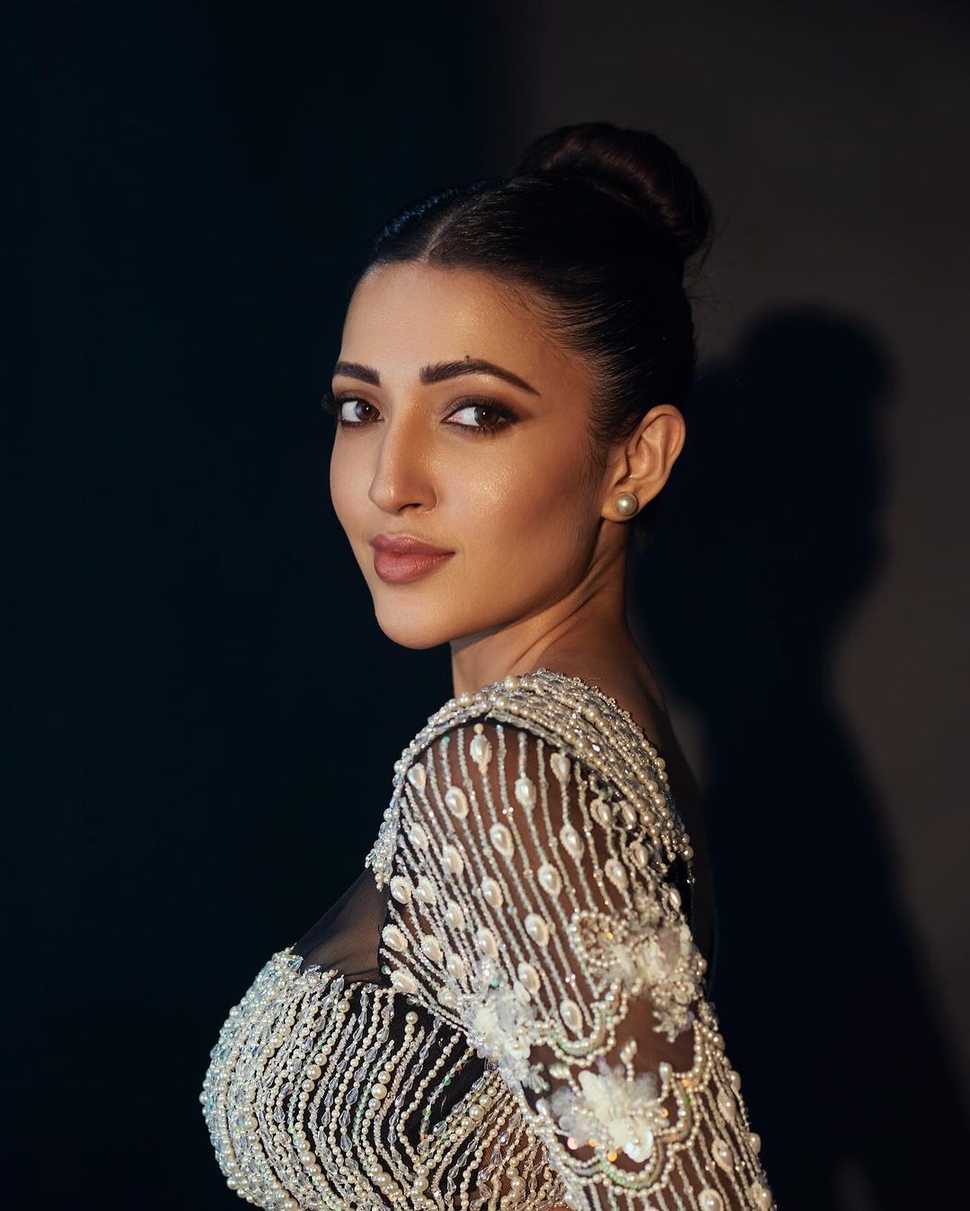 Neha Shetty: చిమ్మచీకట్లో టిల్లు బ్యూటీ హాట్ ట్రీట్.. అవి మాత్రమే ...