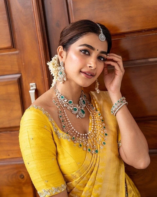 Pooja Hegde : పూజా పాపకు పెళ్లి కళ వచ్చేసిందిగా - వామ్మో ఈ చీర సాఫ్ట్ ...