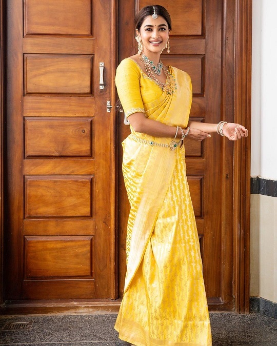 Pooja Hegde : పూజా పాపకు పెళ్లి కళ వచ్చేసిందిగా - వామ్మో ఈ చీర సాఫ్ట్ ...