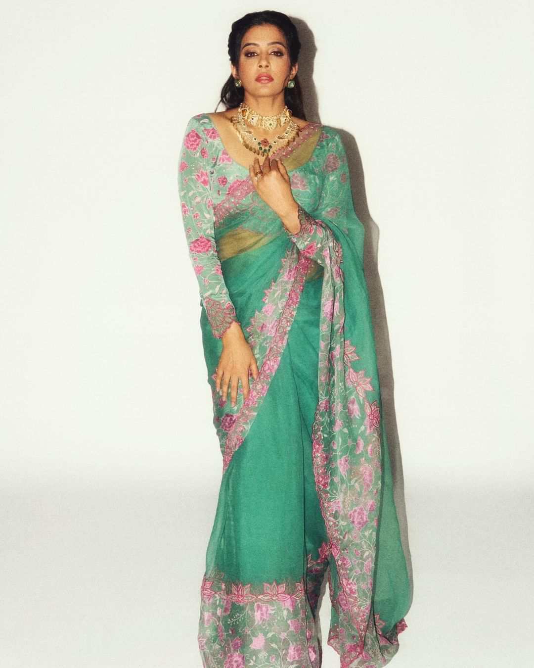 Priya Mani: నెట్టెడ్ చీరలో ప్రియమణి అందాల నిగనిగలు.. అలా చూస్తూ ...