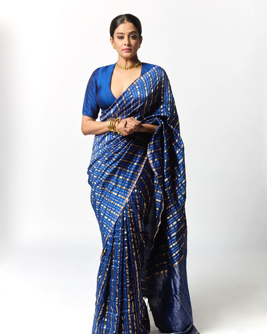 Priya Mani: నెట్టెడ్ చీరలో ప్రియమణి అందాల నిగనిగలు.. అలా చూస్తూ ...