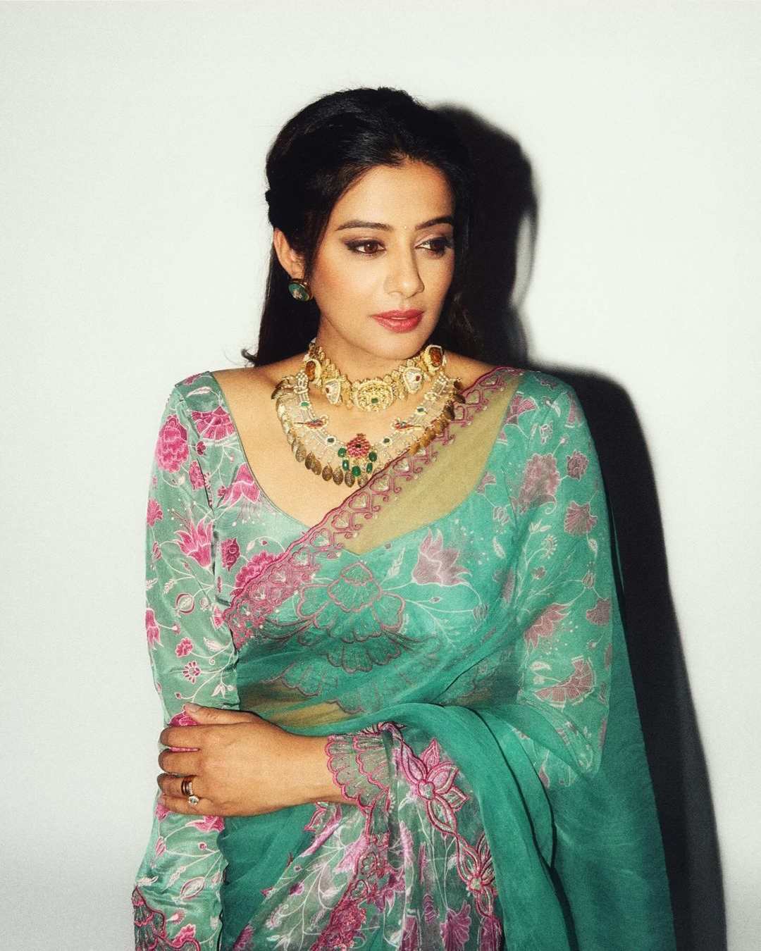 Priya Mani: నెట్టెడ్ చీరలో ప్రియమణి అందాల నిగనిగలు.. అలా చూస్తూ ఉండిపోతారంతే! | Tollywood ...