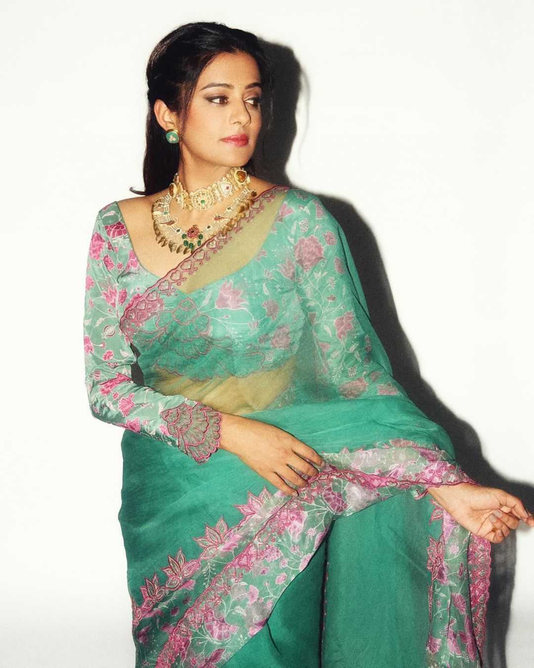 Priya Mani: నెట్టెడ్ చీరలో ప్రియమణి అందాల నిగనిగలు.. అలా చూస్తూ ...
