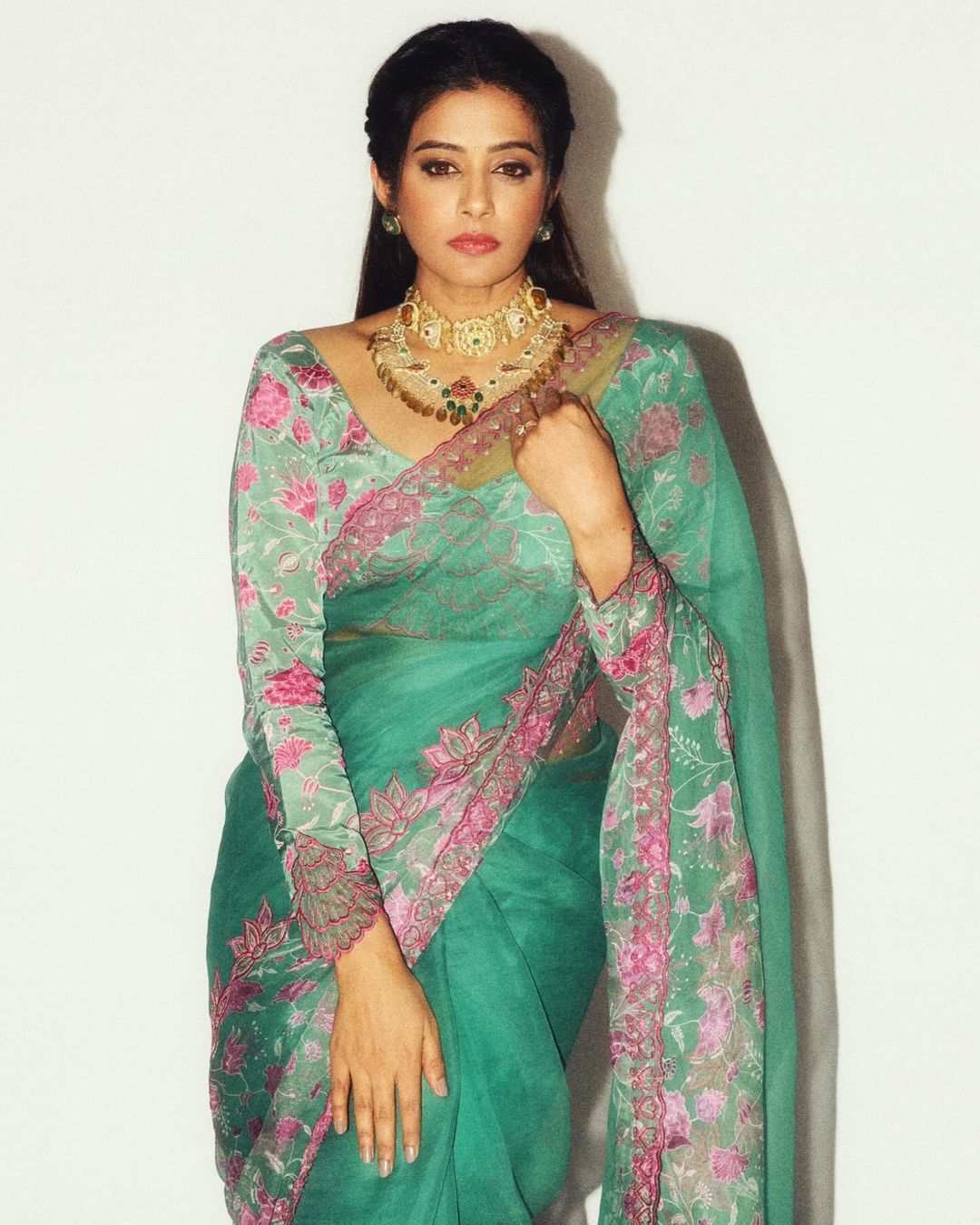 Priya Mani: నెట్టెడ్ చీరలో ప్రియమణి అందాల నిగనిగలు.. అలా చూస్తూ ...